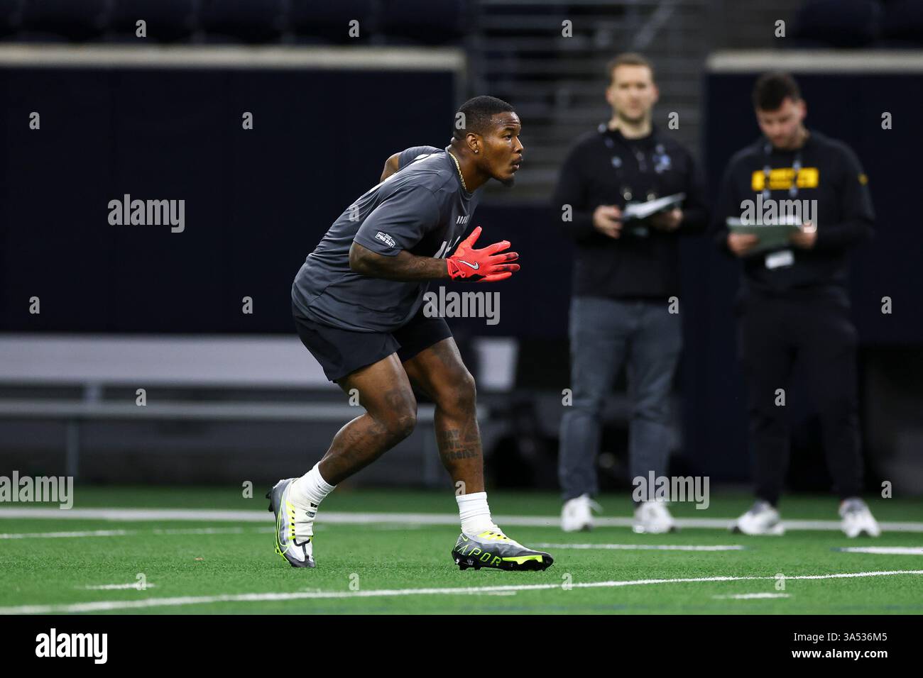 Colorado linebacker Lavonta Bentley runs in a drill during the Big 12 ...