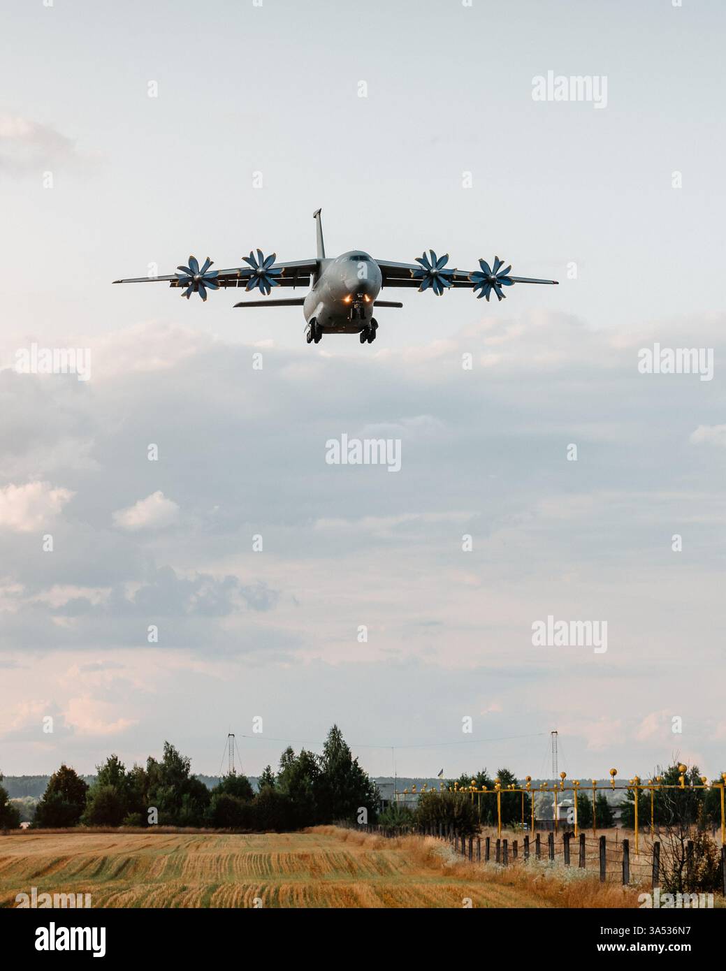 Airplane descending before landing hi-res stock photography and images ...