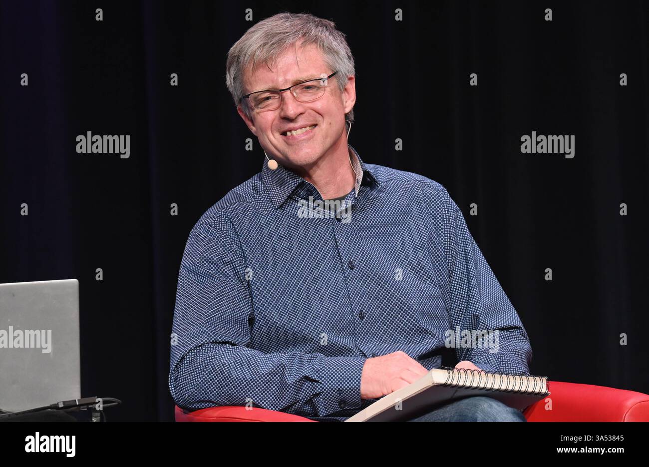 Der Grafiker und offizielle Donald-Zeichner Ulrich Schröder liest und ...