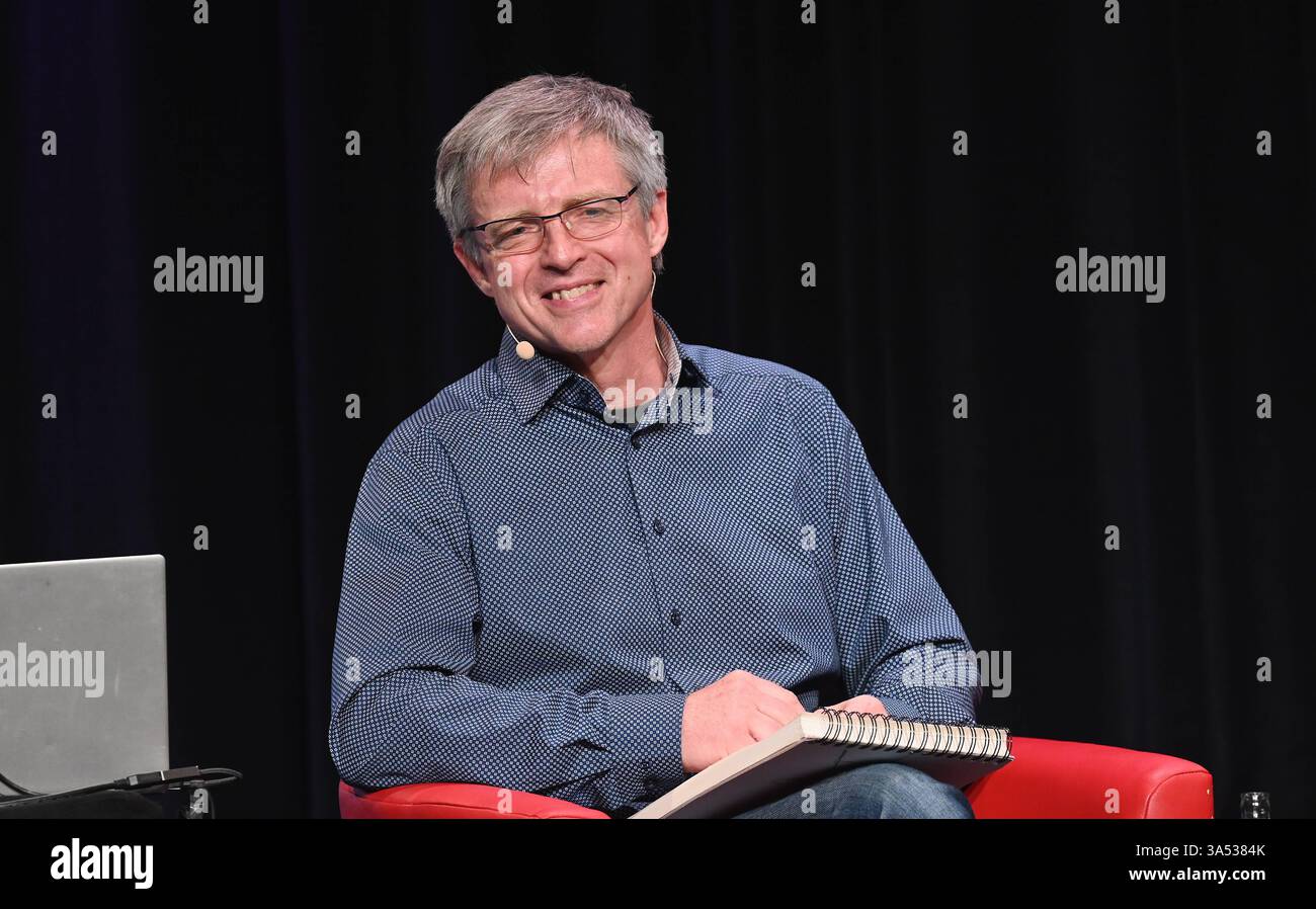 Der Grafiker und offizielle Donald-Zeichner Ulrich Schröder liest und ...