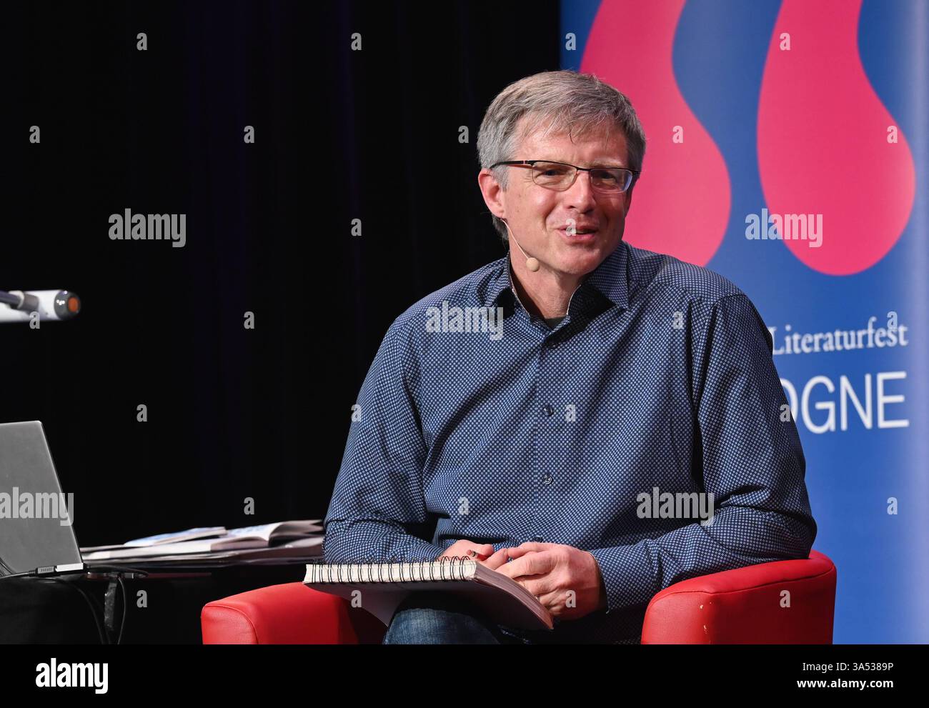 Der Grafiker und offizielle Donald-Zeichner Ulrich Schröder liest und ...