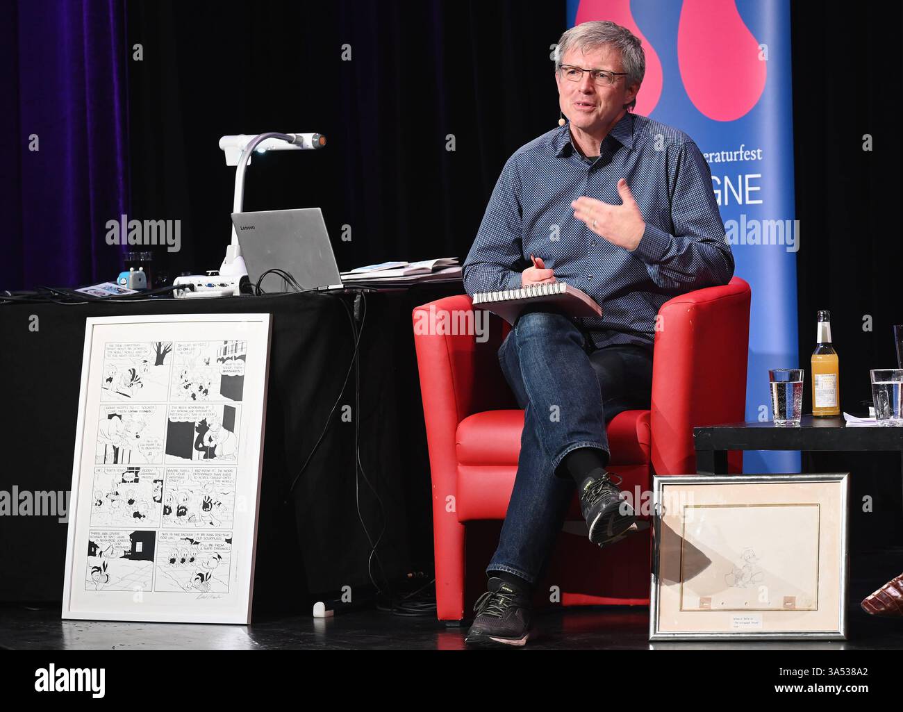 Der Grafiker und offizielle Donald-Zeichner Ulrich Schröder liest und ...