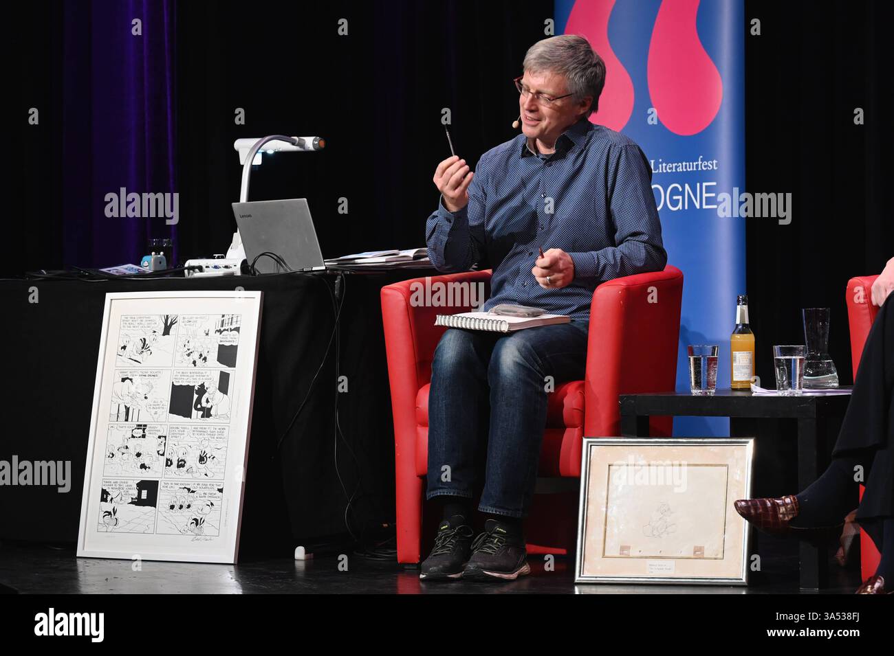 Der Grafiker und offizielle Donald-Zeichner Ulrich Schröder liest und ...