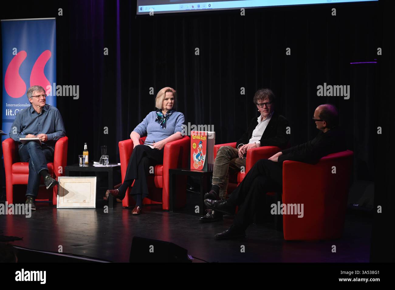 Der Grafiker und offizielle Donald-Zeichner Ulrich Schröder, Journalistin Susanne Weingarten ...