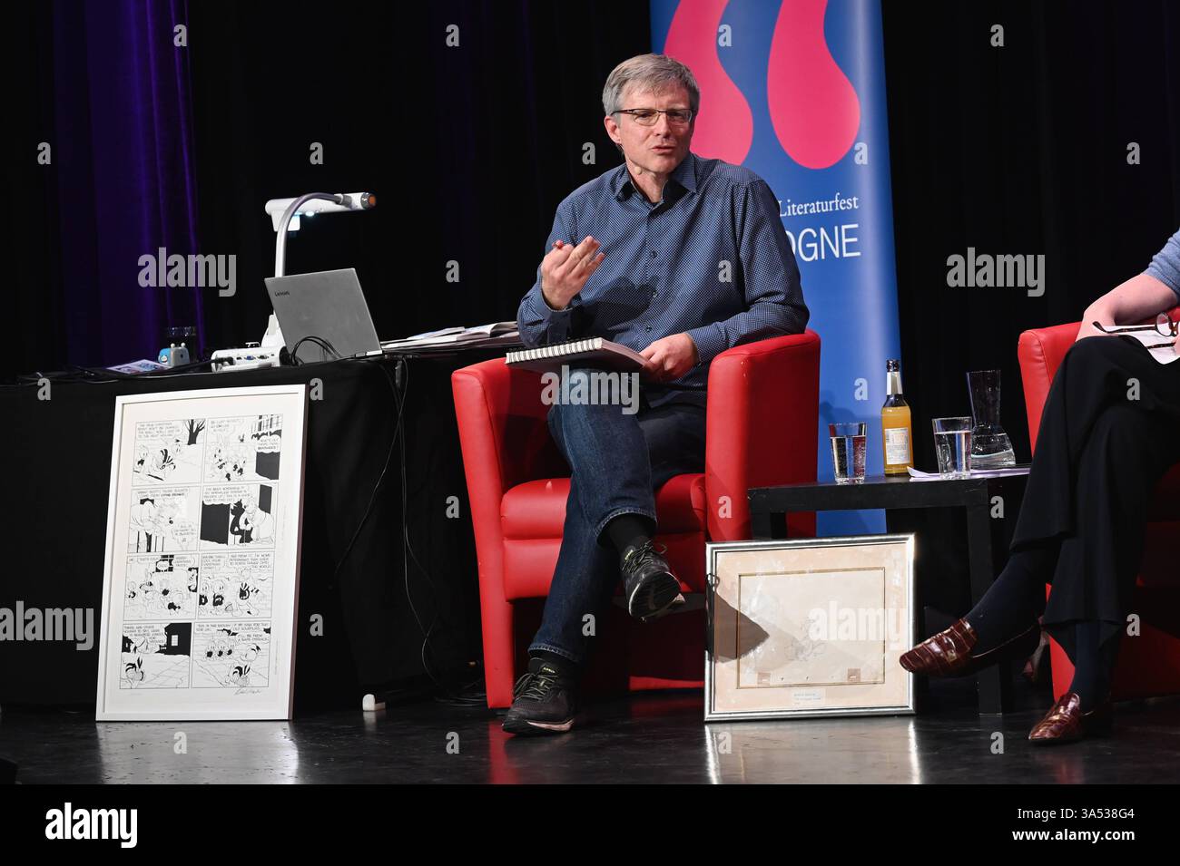 Der Grafiker und offizielle Donald-Zeichner Ulrich Schröder liest und ...