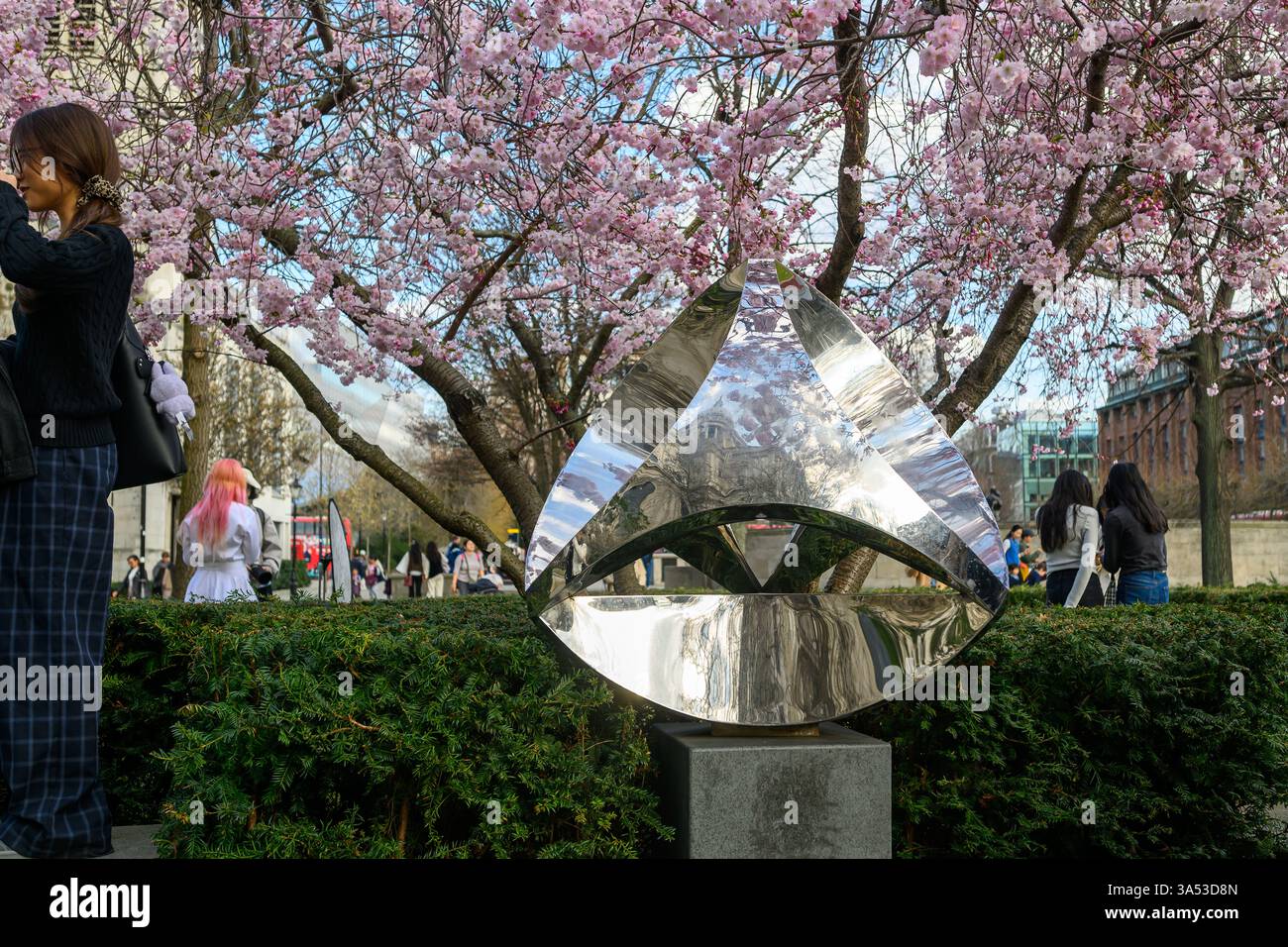 London, UK, 20th March 2025, Spring Equinox and spring weather duly ...