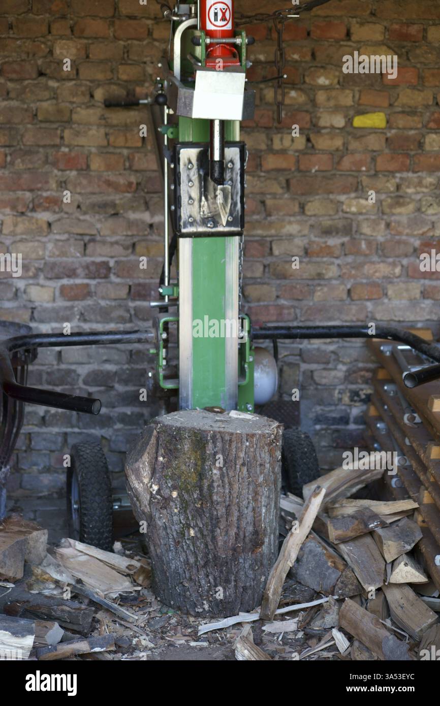The front view of an upright hydraulic log splitter Stock Photo - Alamy