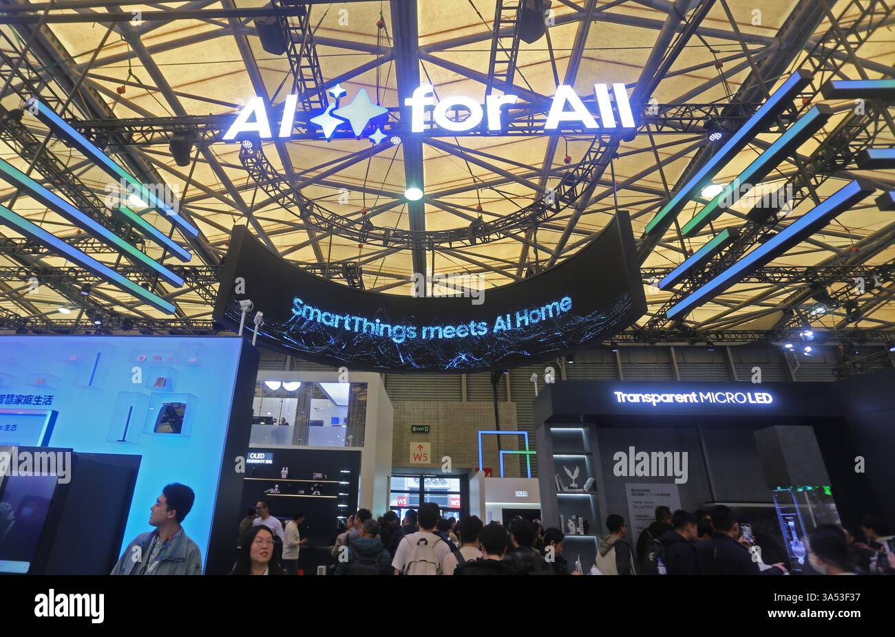 SHANGHAI, CHINA - MARCH 20, 2025 - Visitors visit the Samsung Electronics smartphone, TV and ...