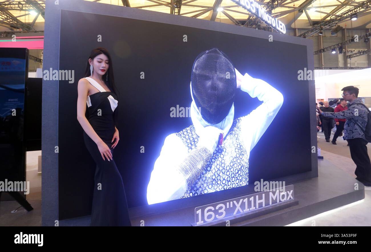 Shanghai, China. 20th Mar, 2025. SHANGHAI, CHINA - MARCH 20, 2025 - Visitors visit an AI giant ...