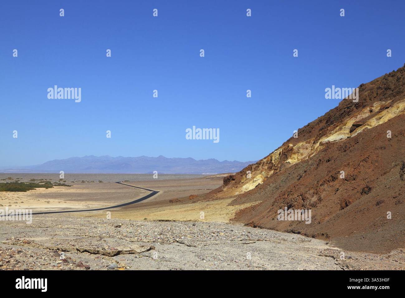 Excellent road, crossing Death Valley in the USA. The desert and ...