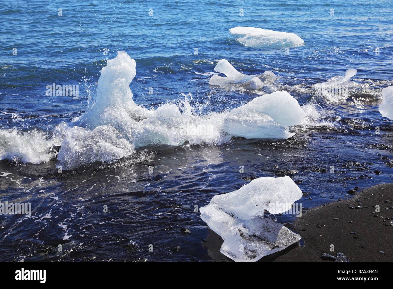 The Arctic Ocean. Iceland. Floating ices Yokulsaurloun lagoon on the ...