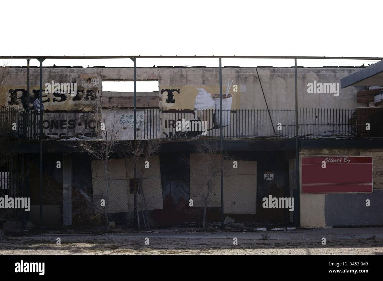 The crumbling ruins of a restaurant in the Mojave Desert Stock Photo ...