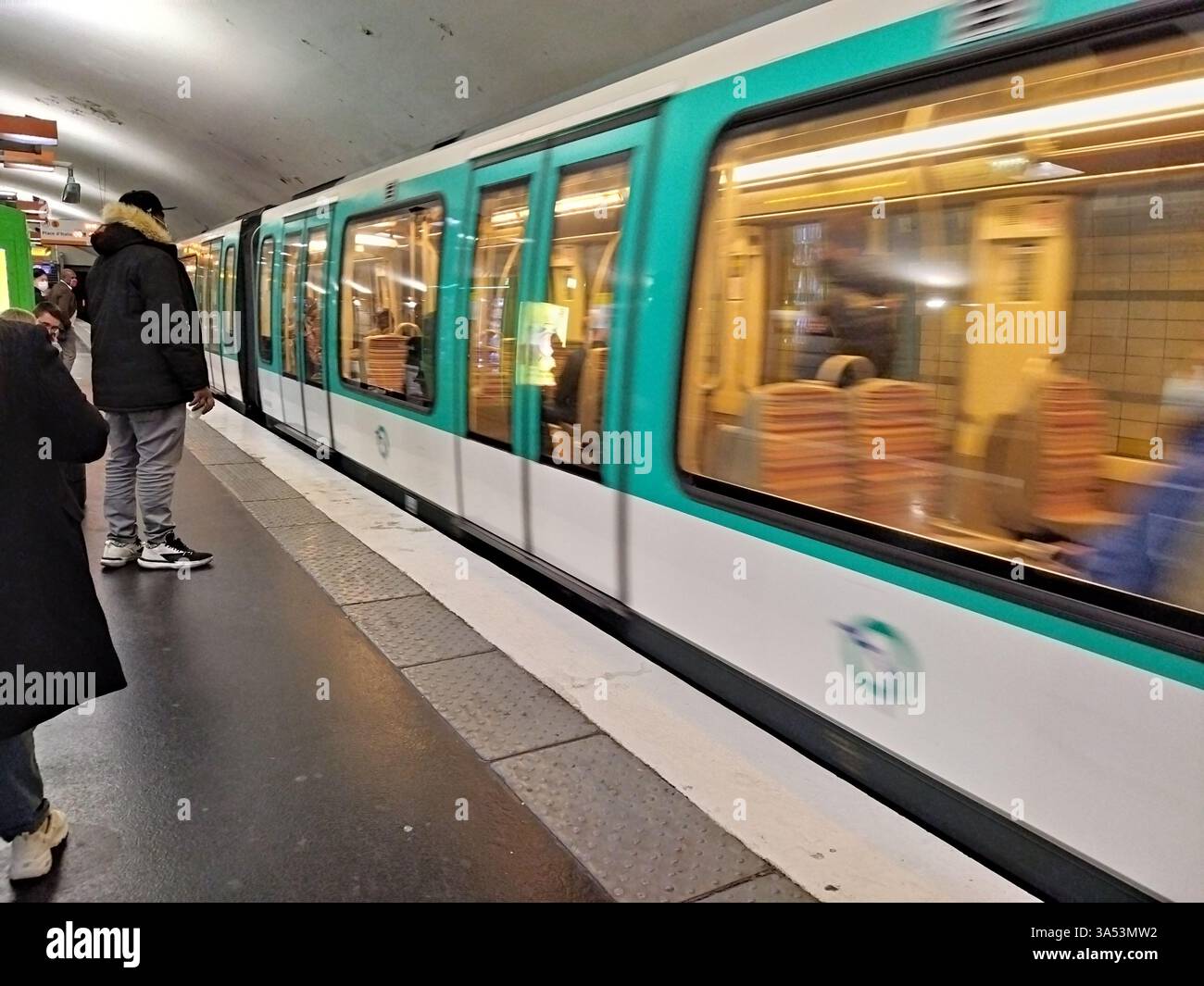 France Paris : plusieurs personnes sur le quai du metro, le train du ...