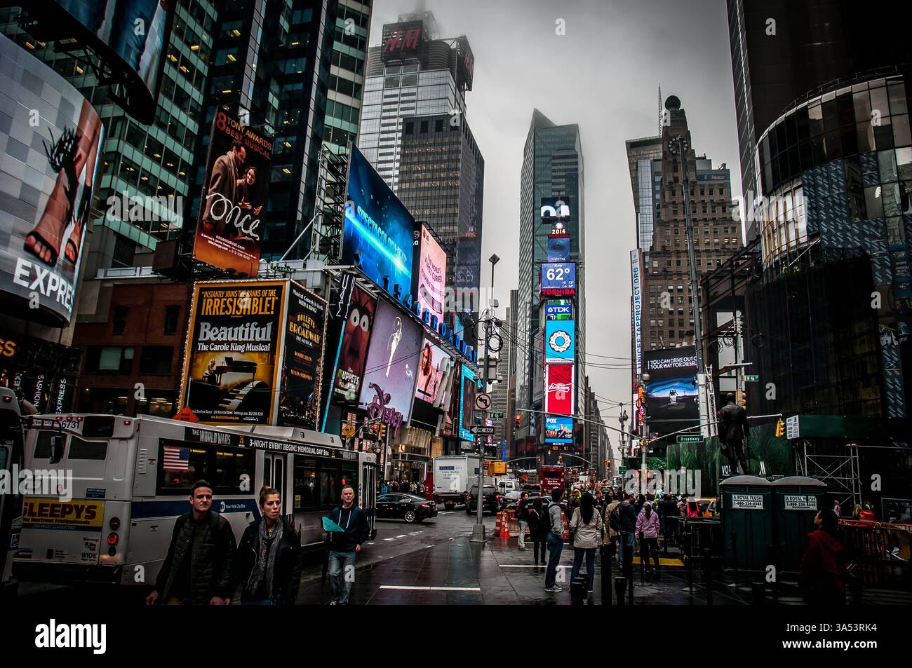Big screen times square hi-res stock photography and images - Alamy