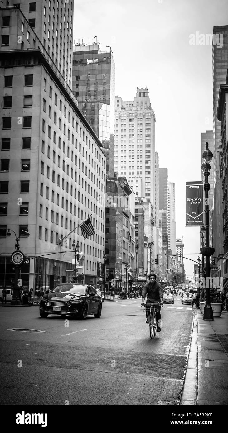Commuting business people Black and White Stock Photos & Images - Alamy