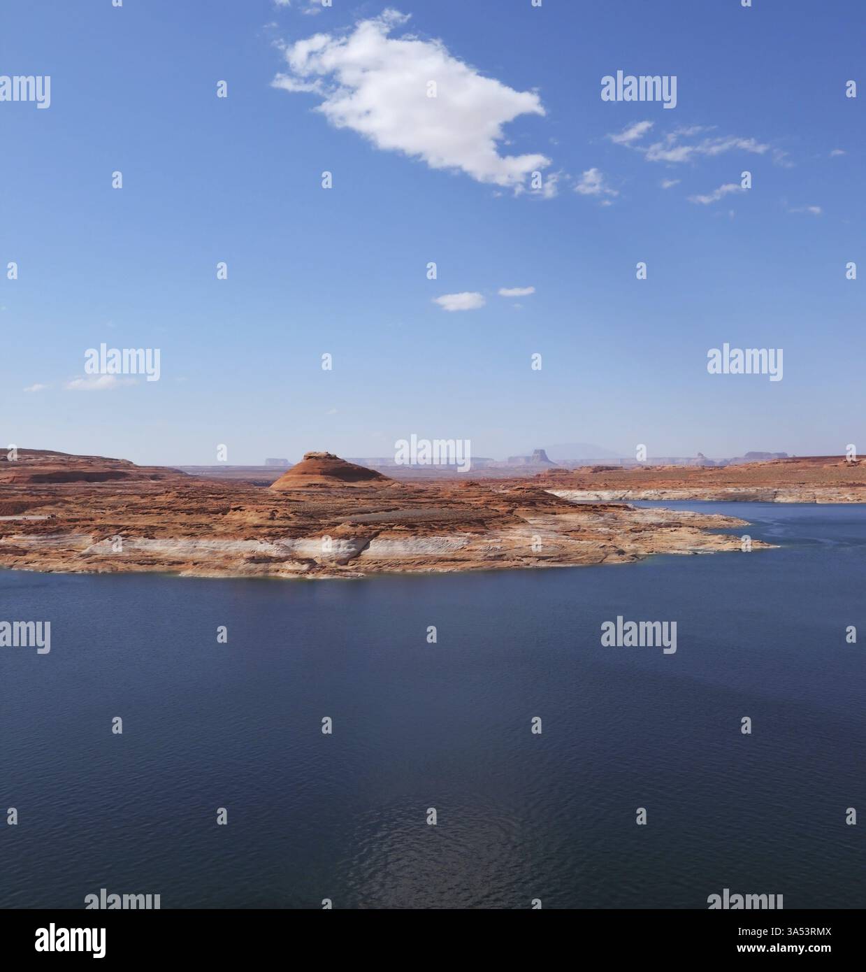 Superb huge and beautiful Lake Powell in the red desert of Utah and ...