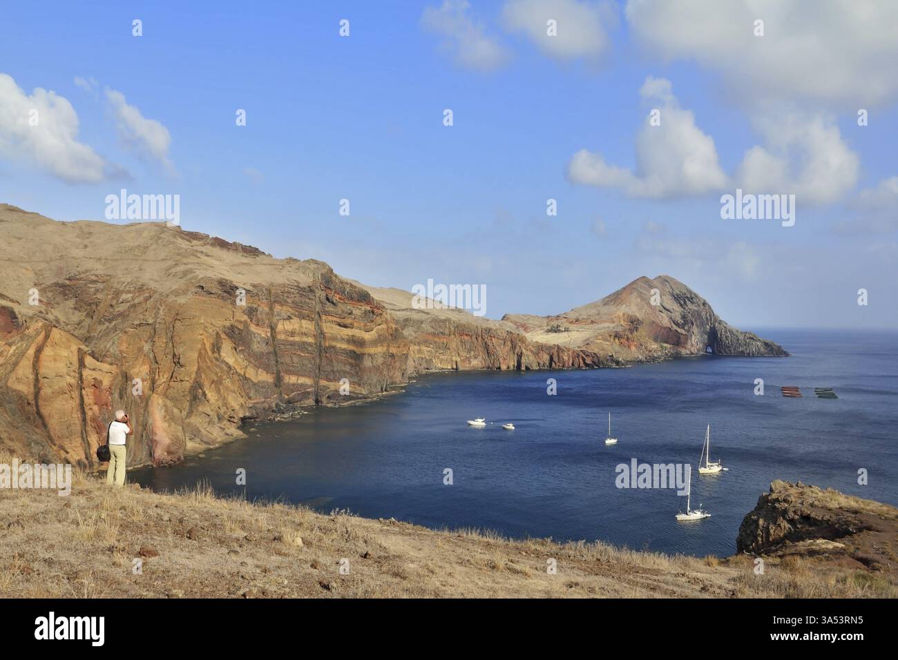 The photographer photographs the white yachts in the picturesque bay ...