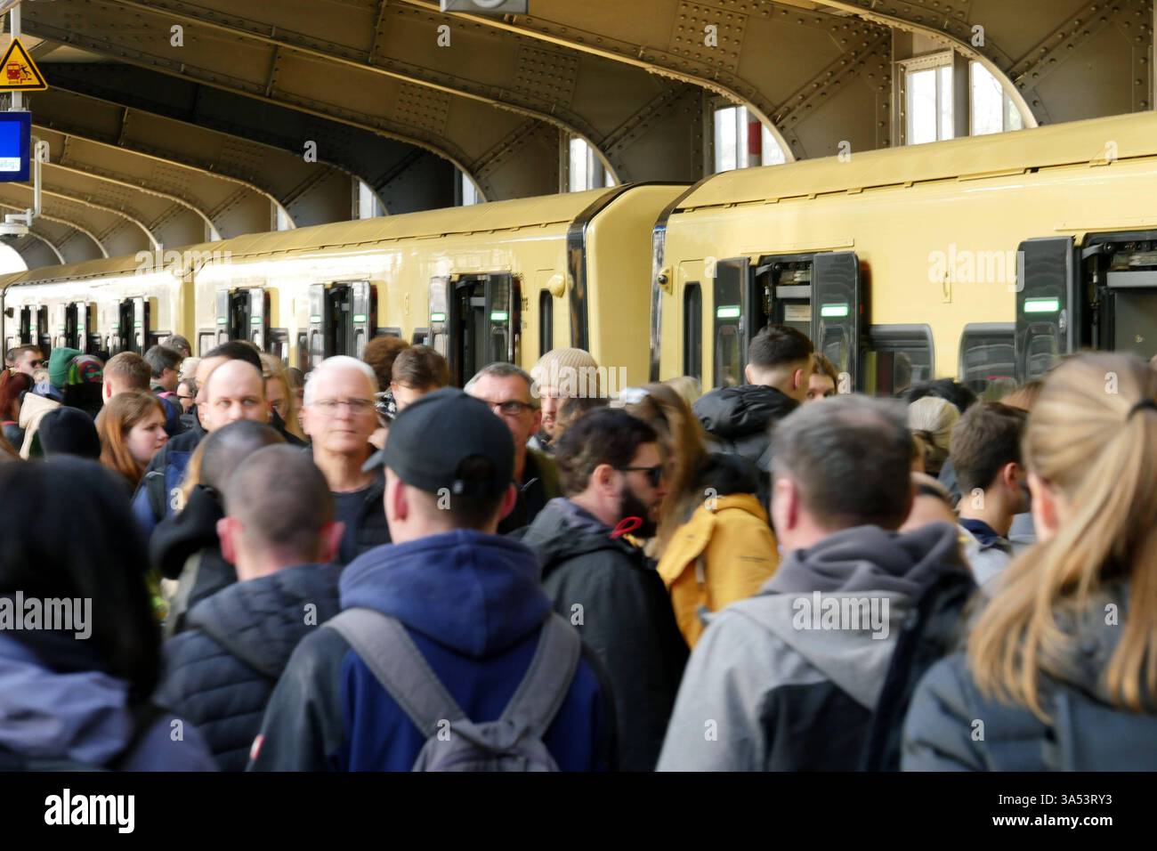 21.03.2025, Berlin - Deutschland. S-Bahnhof Westkreuz, es ist übervoll ...