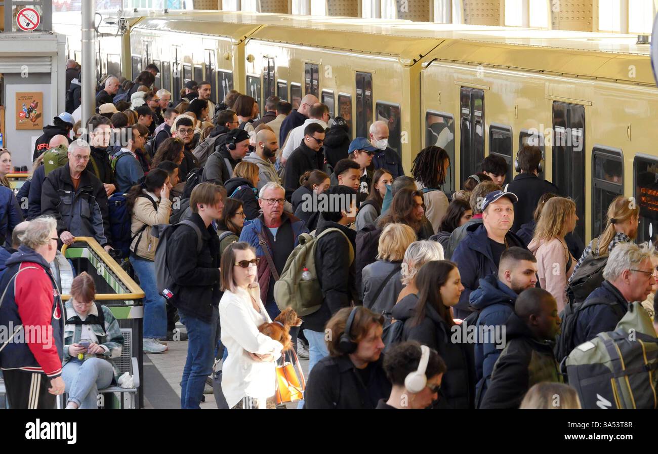 21.03.2025, Berlin - Deutschland. S-Bahnhof Westkreuz, es ist übervoll ...