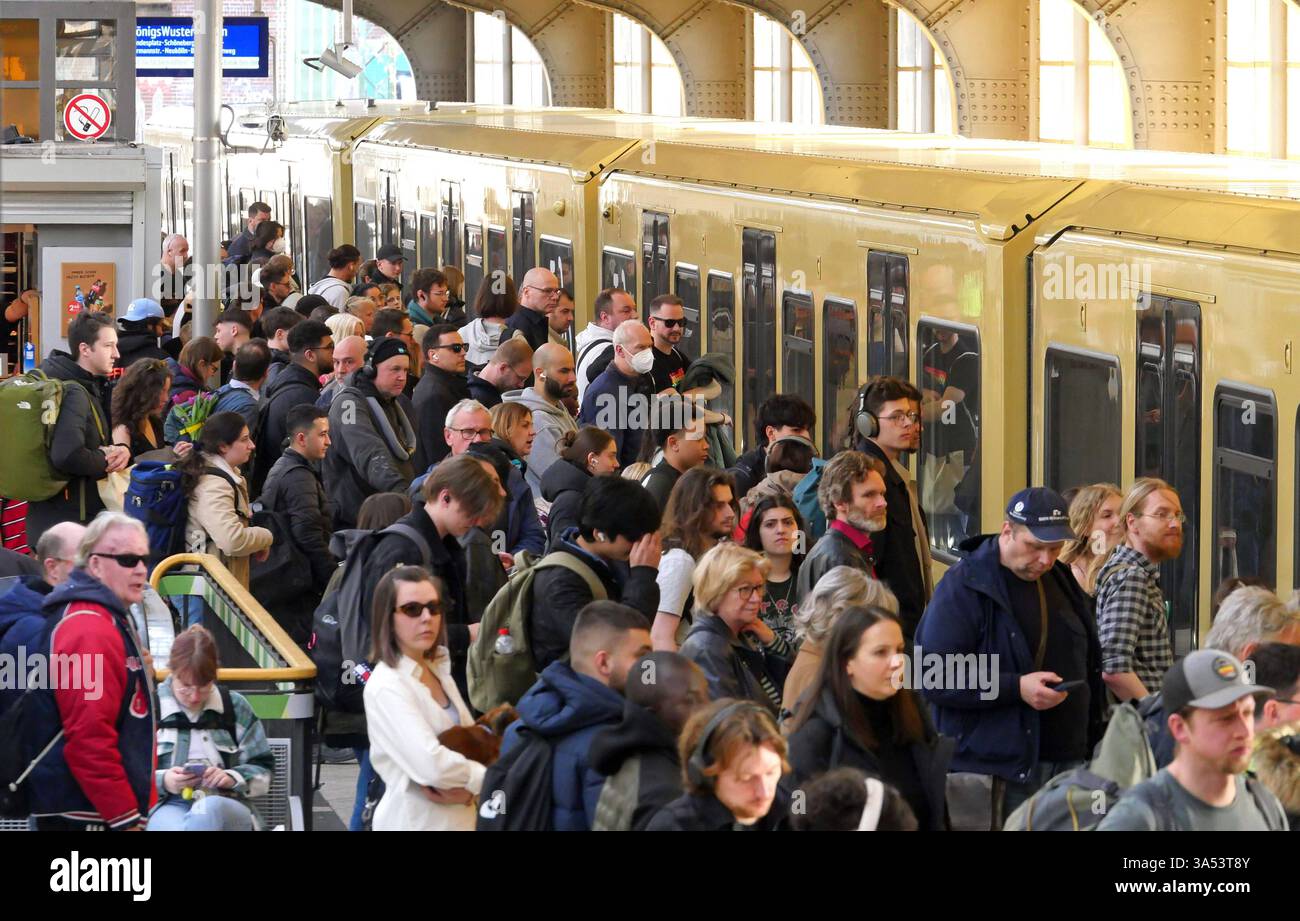 21.03.2025, Berlin - Deutschland. S-Bahnhof Westkreuz, es ist übervoll ...
