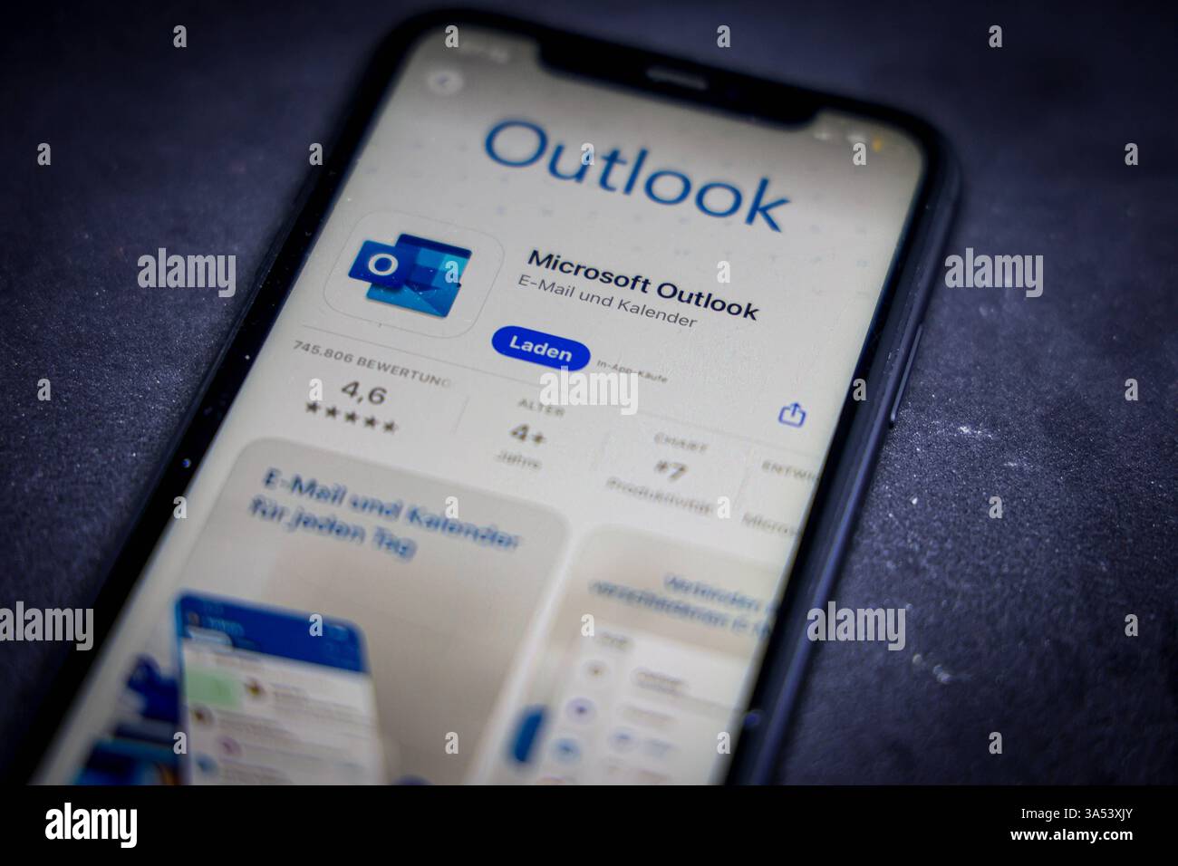 Apple App Store auf einem iPhone. Apps-Charts gratis. Microsoft Outlook ...