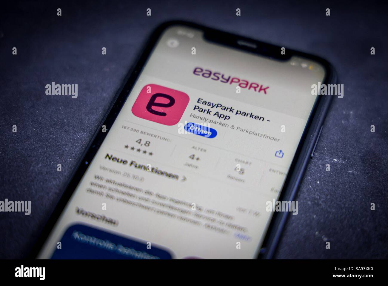 Apple App Store auf einem iPhone. Apps-Charts gratis. EasyPark perken Park App. // 20.03.2025 ...