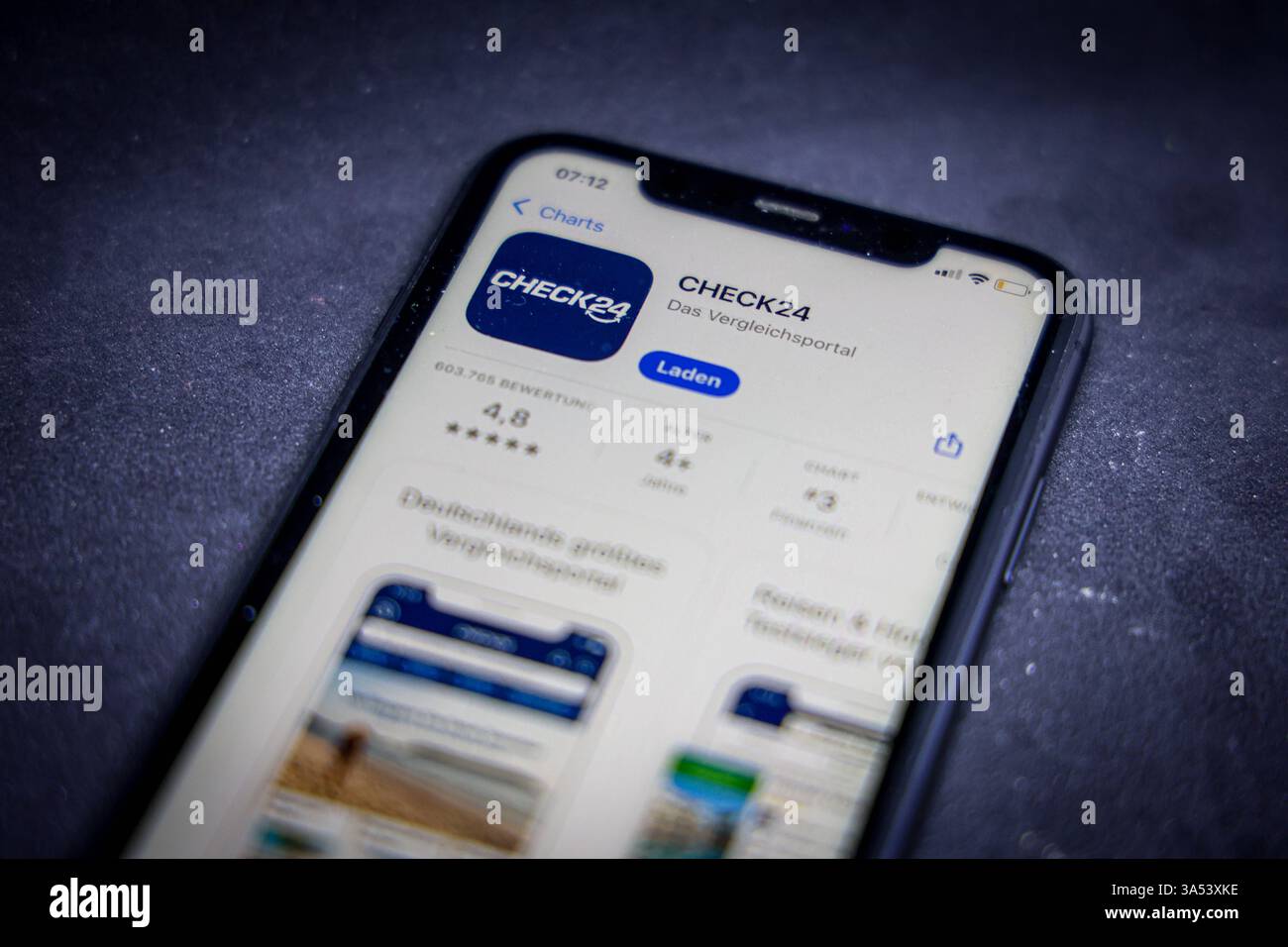Apple App Store auf einem iPhone. Apps-Charts gratis. CHECK24 Das Vergleichsportal. // 20.03. ...
