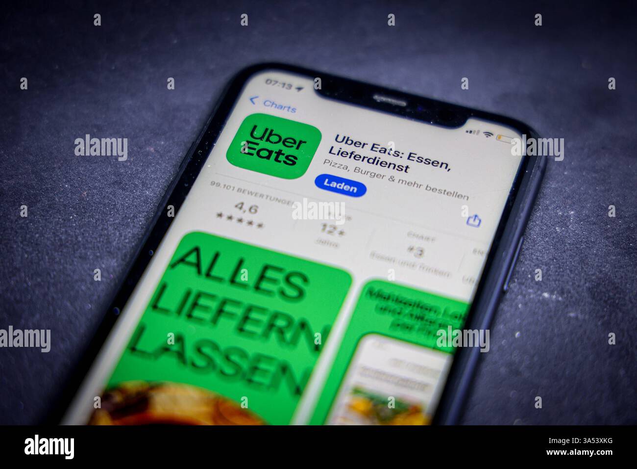 Apple App Store auf einem iPhone. Apps-Charts gratis. Uber Eats: Essen, Lieferdienst. // 20.03. ...