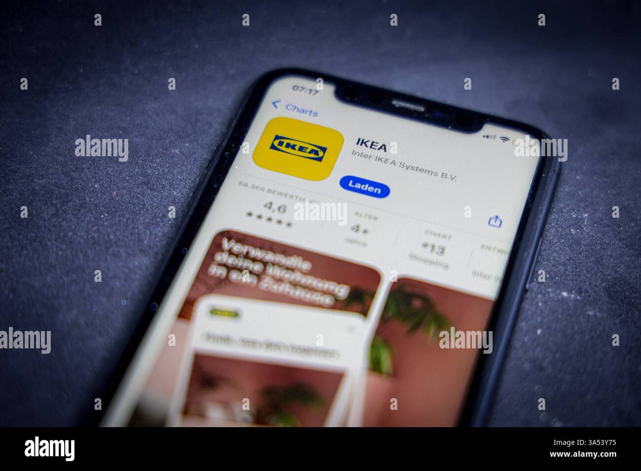 Apple App Store auf einem iPhone. Apps-Charts gratis. IKEA. // 20.03.2025 *** Apple App Store on ...
