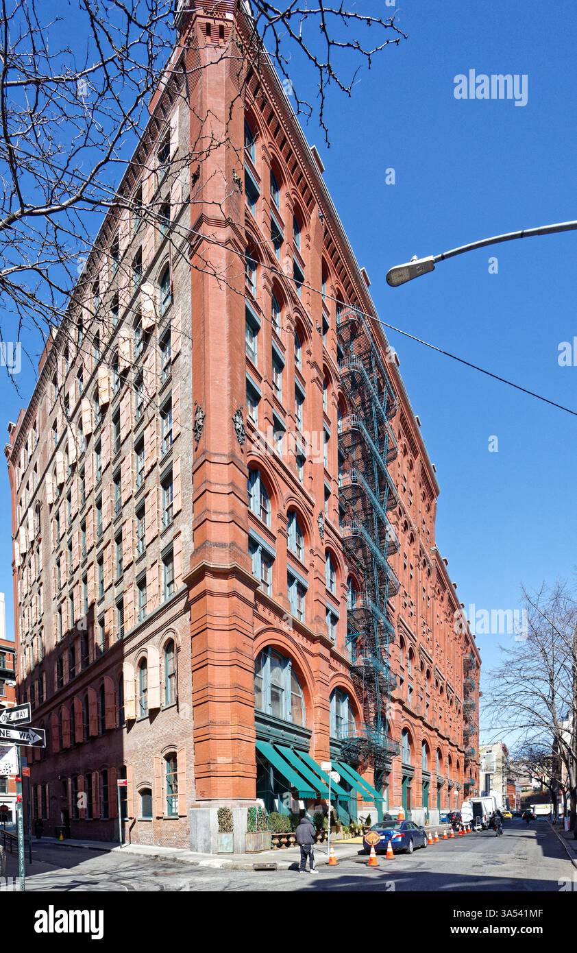 Empire state building from mulberry street hi-res stock photography and ...