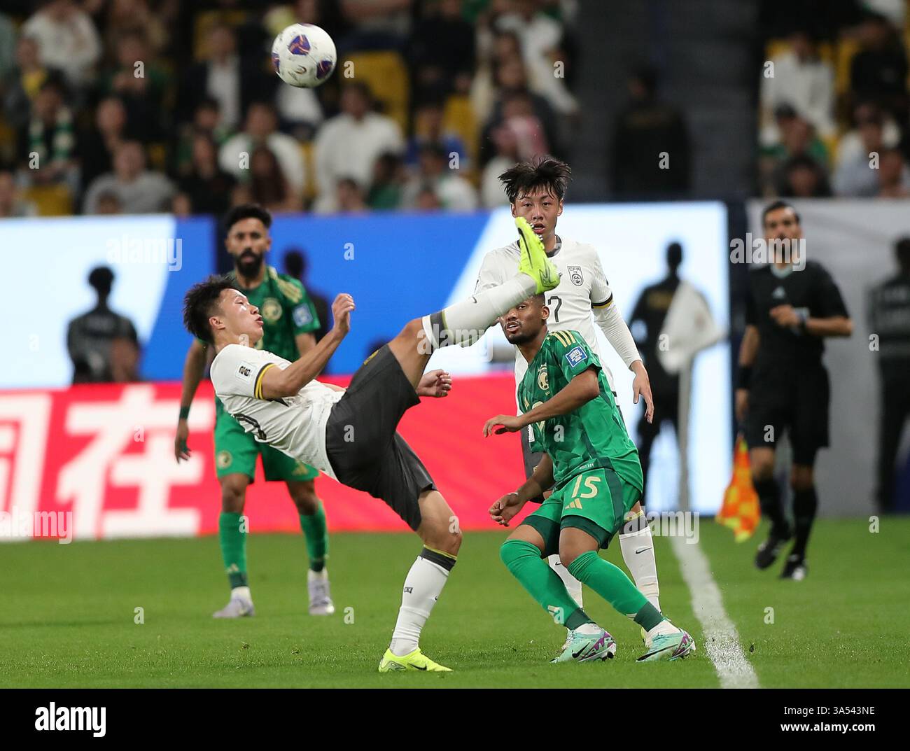 (250321) -- RIYADH, March 21, 2025 (Xinhua) -- Yang Zexiang (front L ...