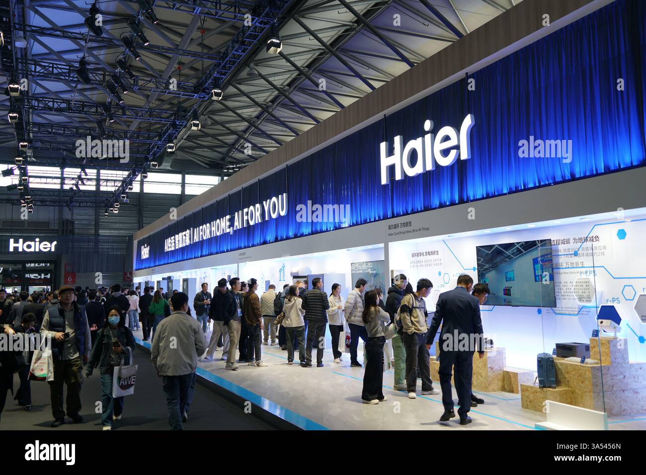 Visitors visit Haier's AI home smart home appliances at the exhibition ...