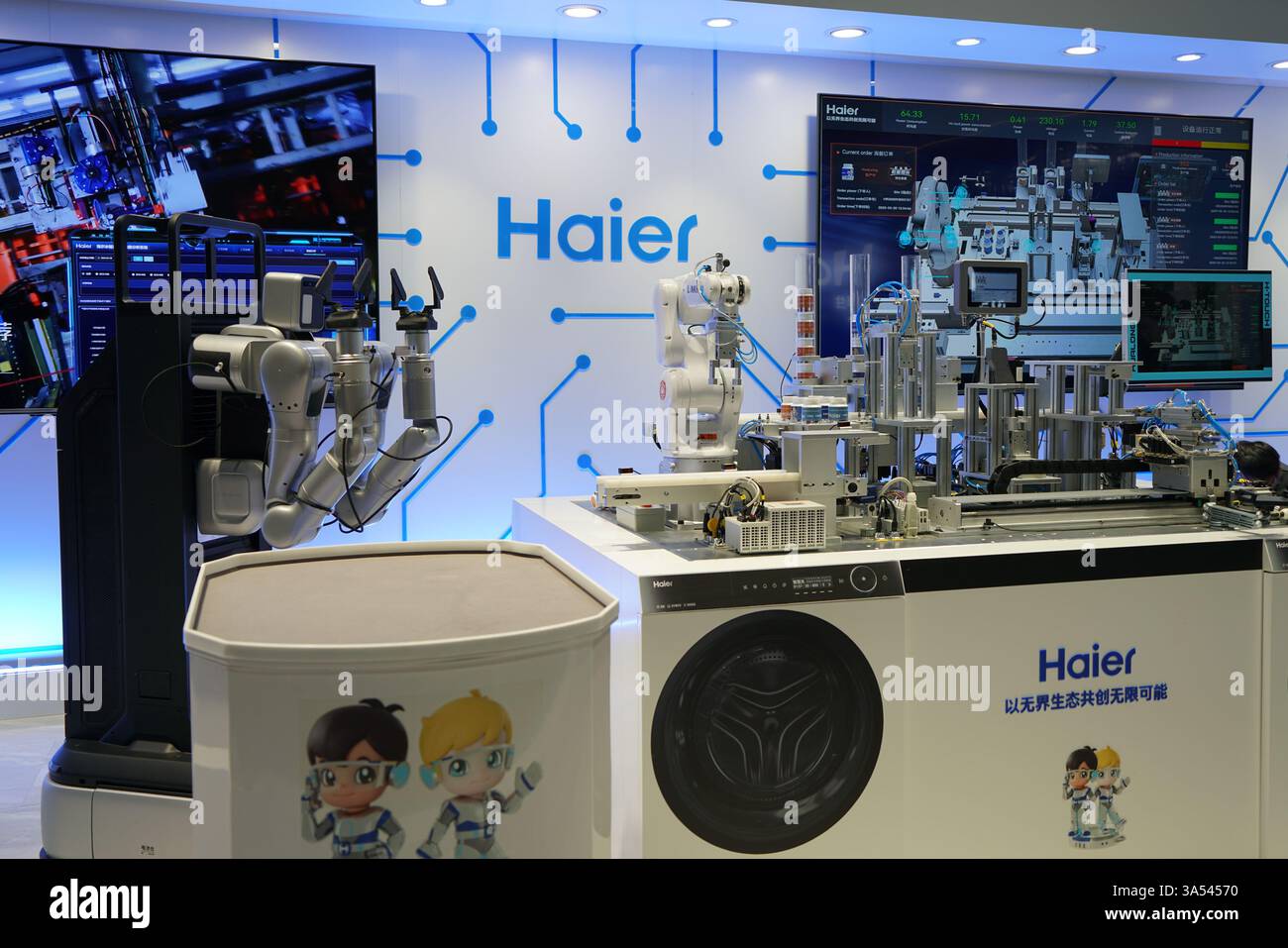 Visitors visit Haier's AI home smart home appliances at the exhibition ...