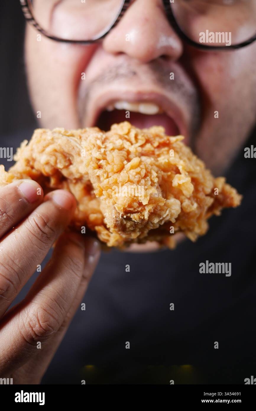 Enjoying crispy fried chicken hi-res stock photography and images - Alamy