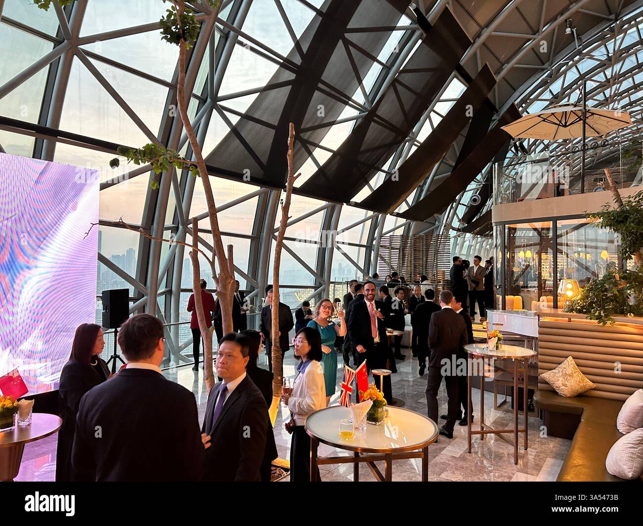 (250321) -- CHONGQING, March 21, 2025 (Xinhua) -- People attend the ...