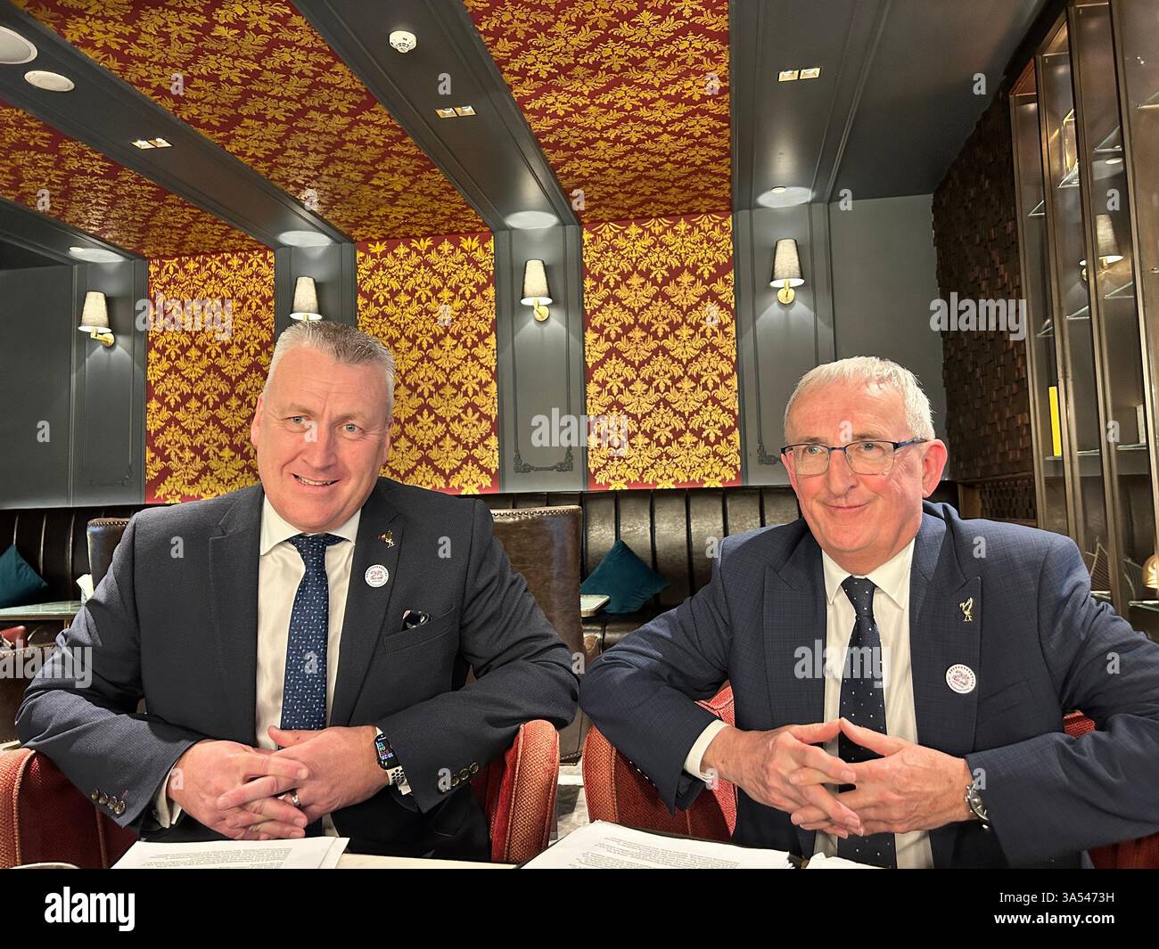 (250321) -- CHONGQING, March 21, 2025 (Xinhua) -- Mike Wharton (R ...