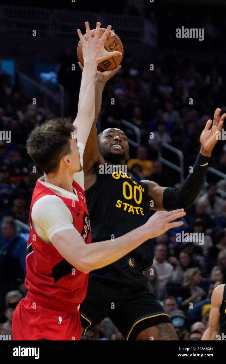 Golden State Warriors forward Jonathan Kuminga (00) shoots over Toronto ...