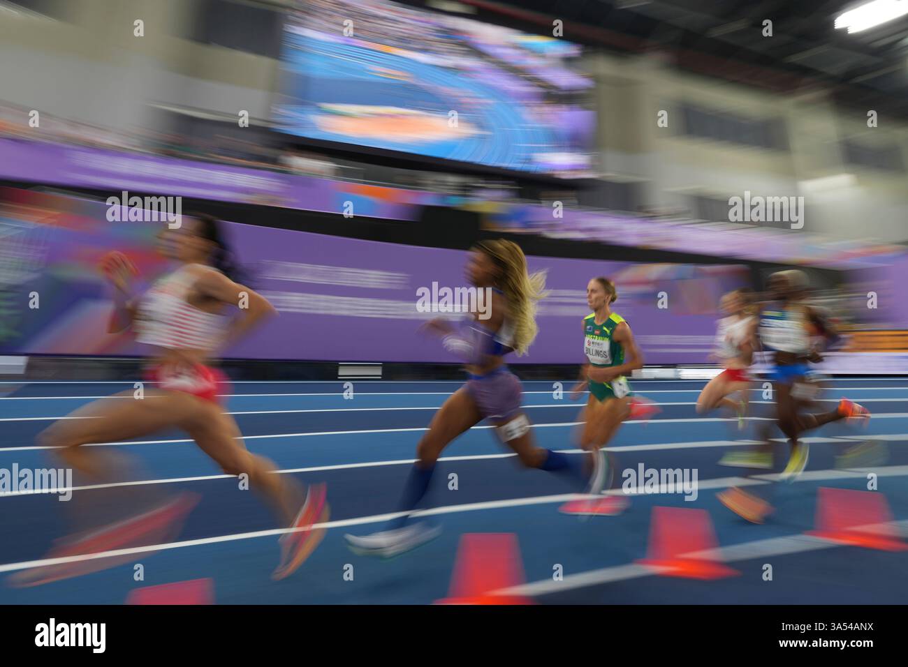 Sarah Billings of Australia, center, competes in women's 800 meters ...