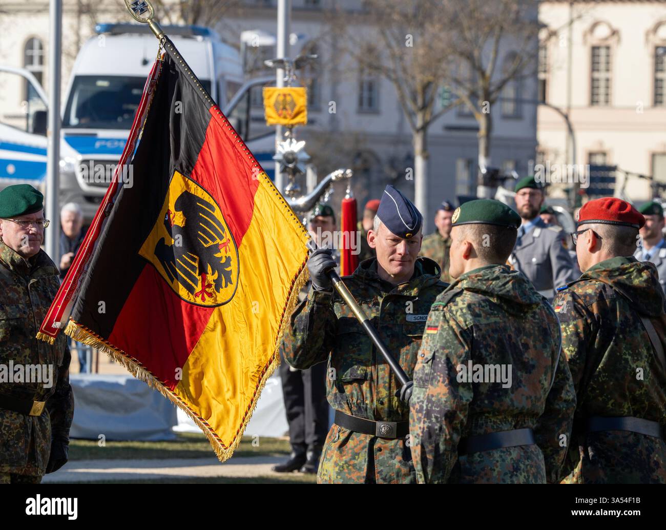 Potsdam, Germany. 20th Mar, 2025. Colonel Nikolas Scholtka (M), new ...
