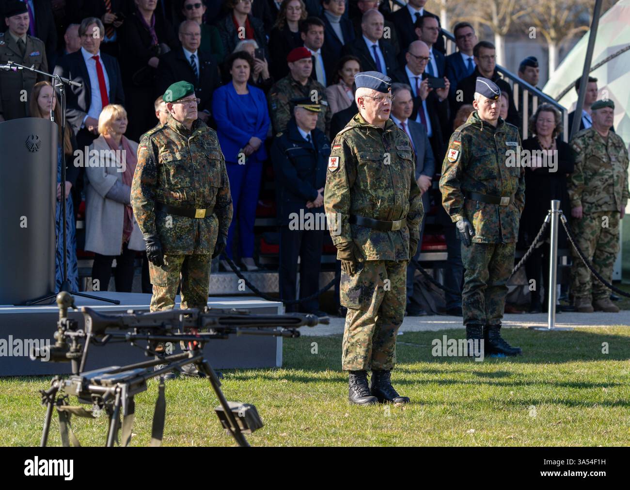 Potsdam, Germany. 20th Mar, 2025. Colonel Nikolas Scholtka (r), new ...