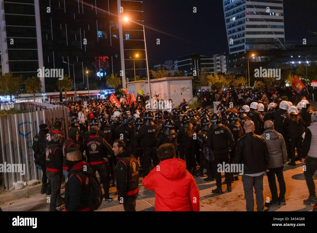 Protesters clash with the police who intervened during a protest in ...