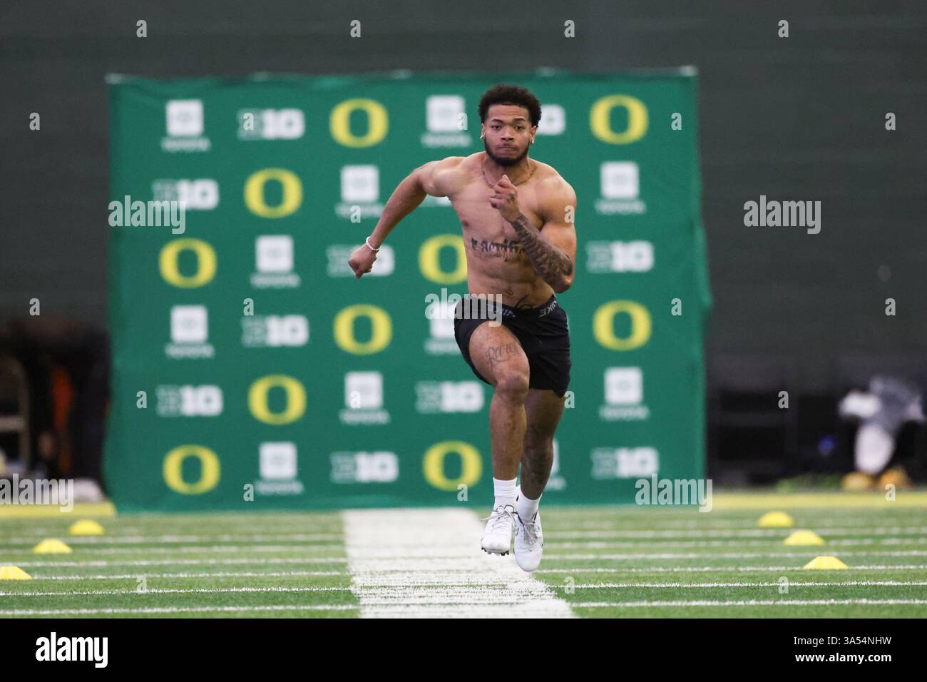 Oregon defensive back Kam Alexander (11) runs the 40-yard dash at the ...