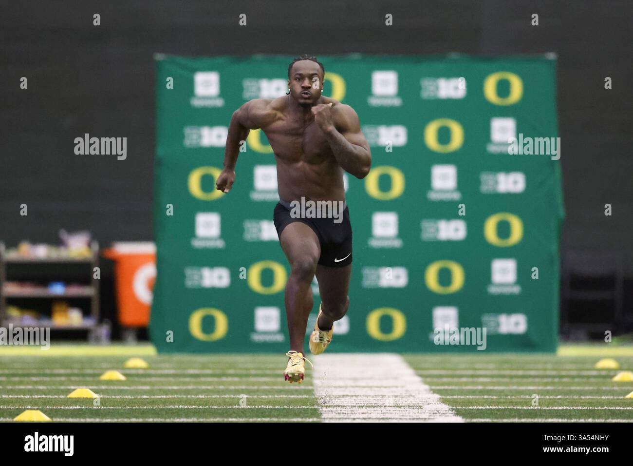 Oregon inside linebacker Jeffrey Bassa (2) runs the 40-yard dash at the ...