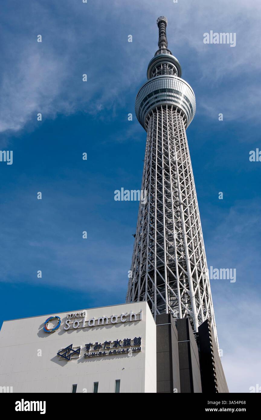 Close-up view looking skyward of the iconic Tokyo Skytree radio and TV ...
