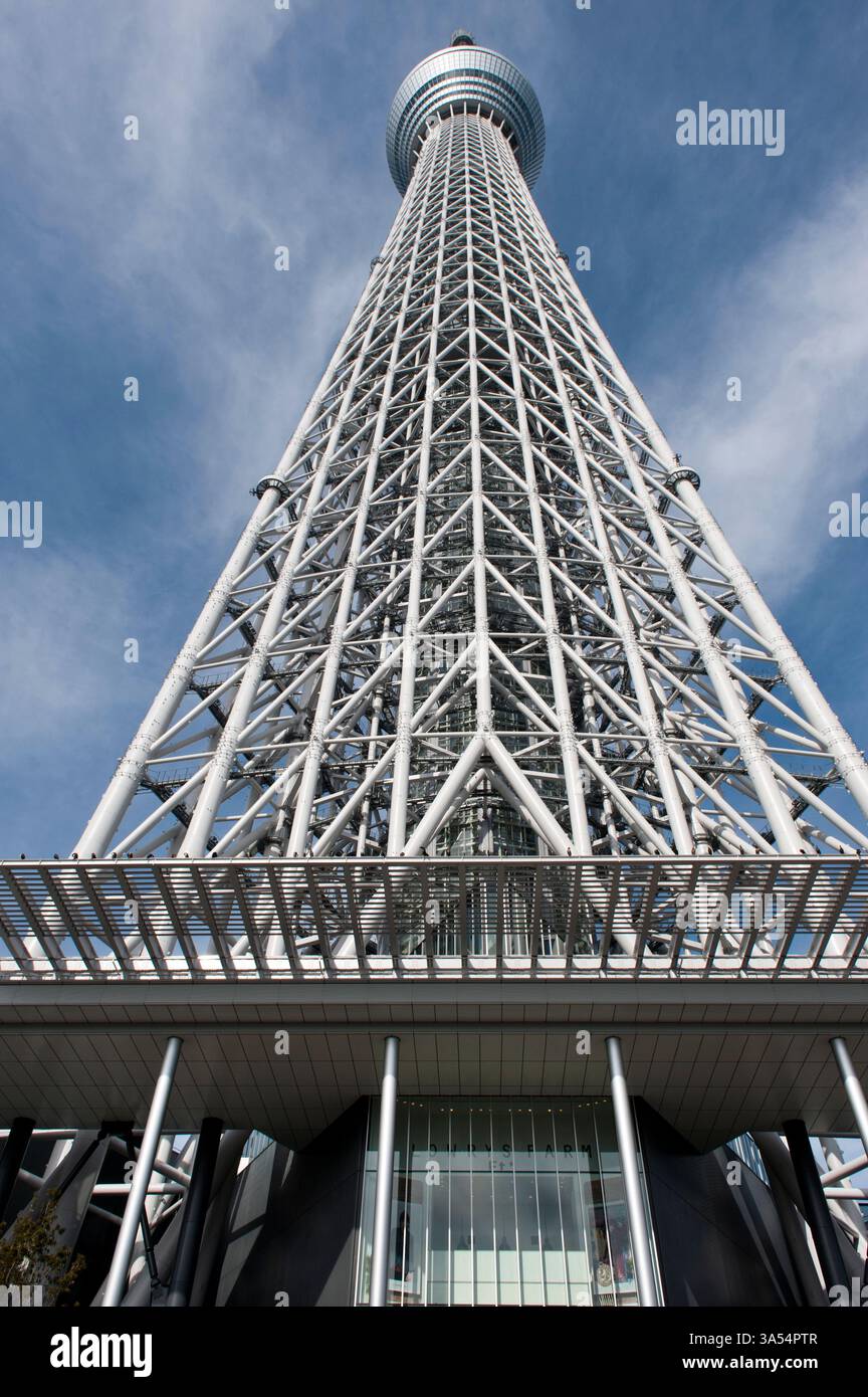 Close-up view looking skyward of the iconic Tokyo Skytree radio and TV ...