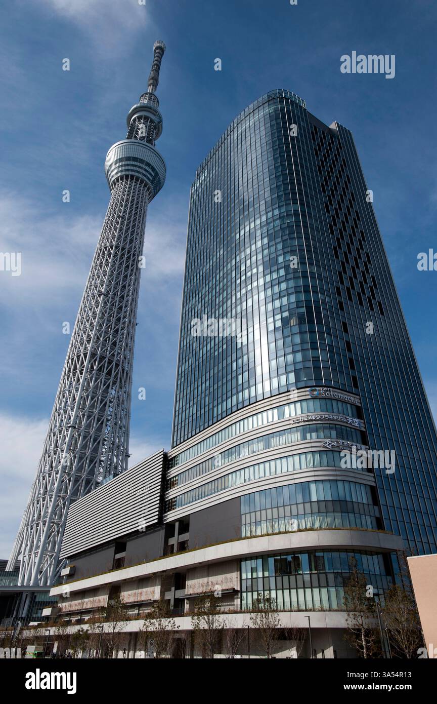 Close-up view looking skyward of the iconic Tokyo Skytree radio and TV ...