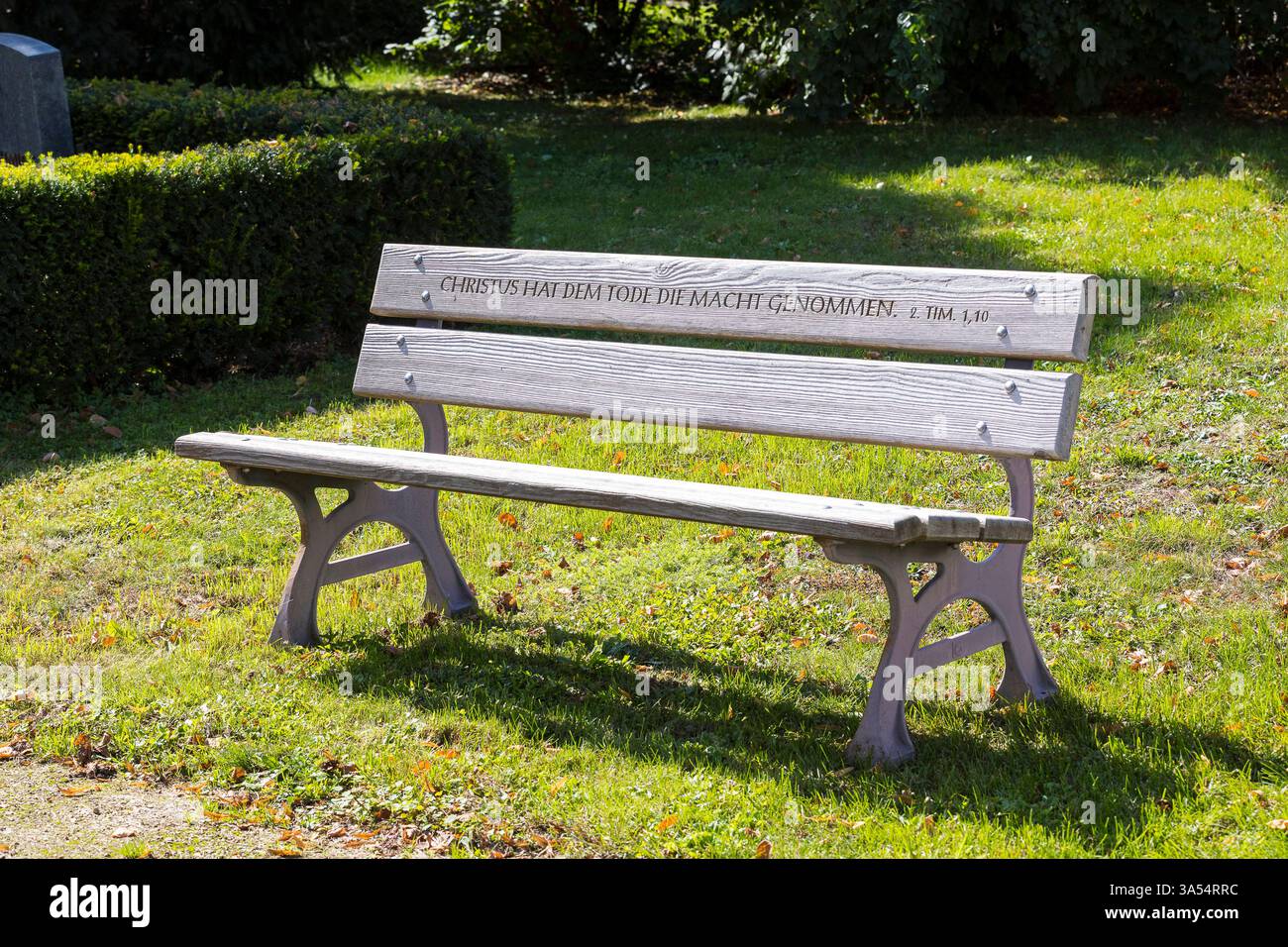 Bank mit Bibelvers zwischen Gräbern, Friedhof Alleestraße, Riesa ...