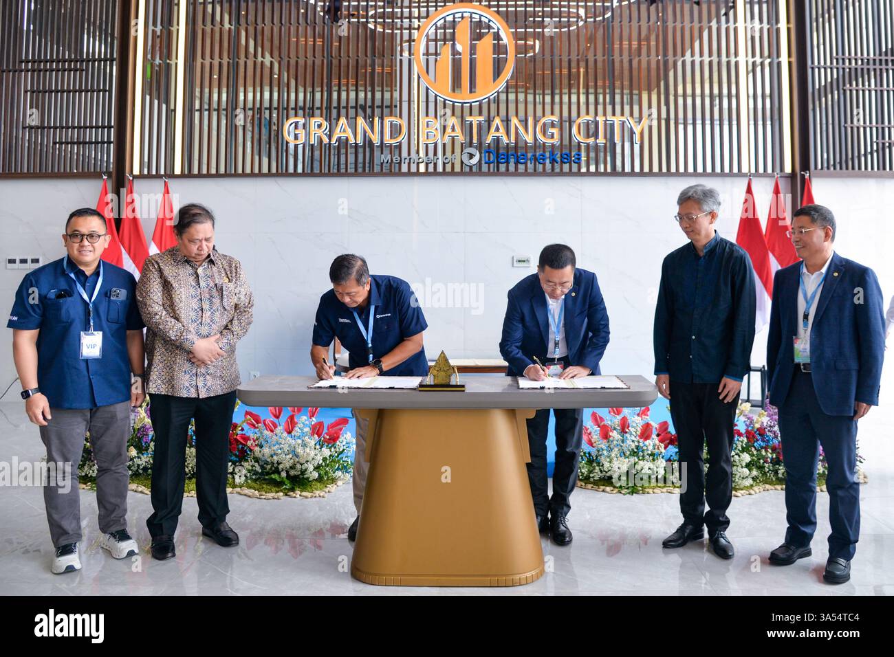 (250321) -- CENTRAL JAVA, March 21, 2025 (Xinhua) -- Representatives of ...