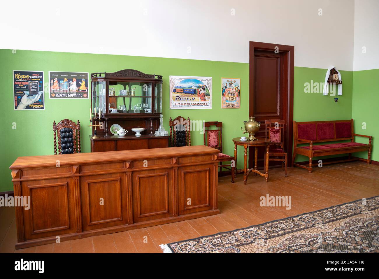 Railway station waiting room hi-res stock photography and images - Alamy