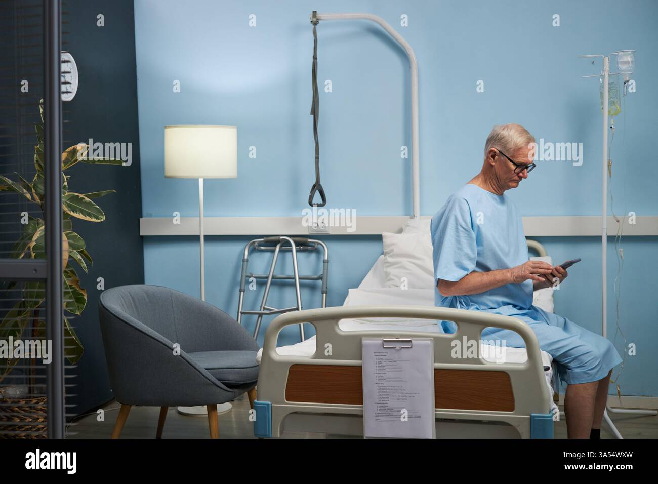 Elderly man receiving check hi-res stock photography and images - Alamy